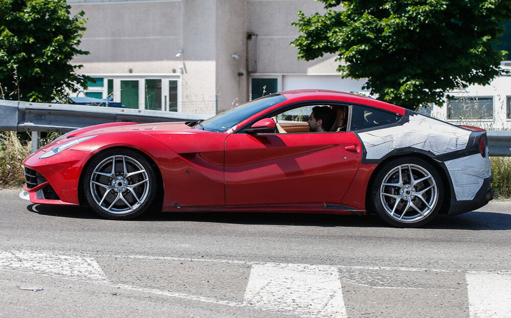 Ferrari F12: beccata su strada la versione "M" - News - Automoto.it