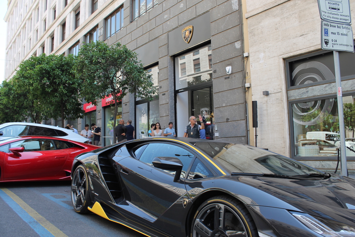Un Toro nel centro di Roma: Lamborghini apre lo showroom nella Capitale ...