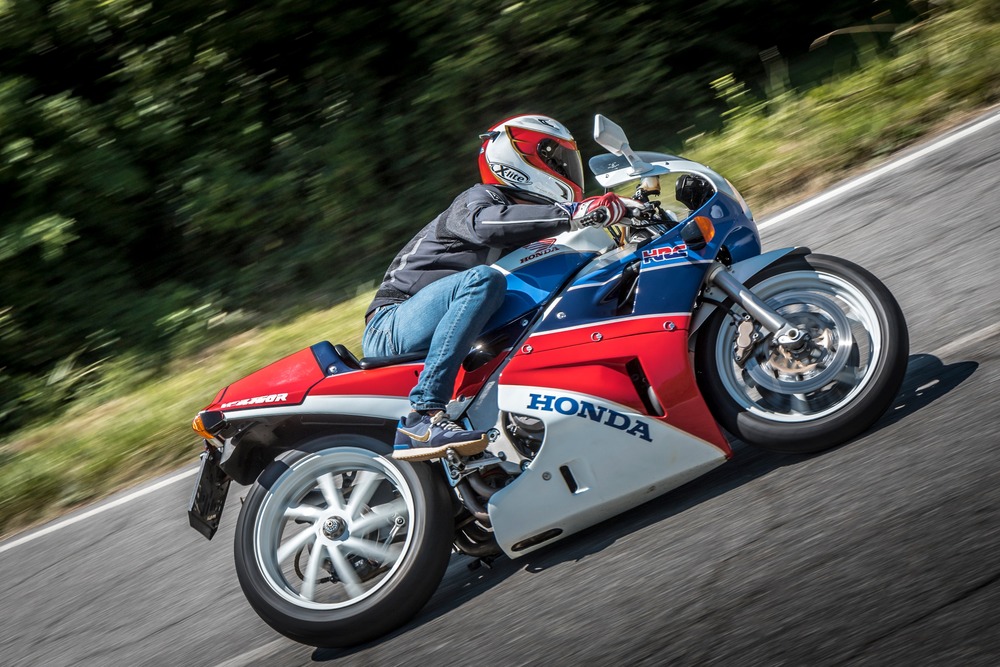 Prova YoungTimer Moto.it: Honda RC30. Proviamo i miti del passato ...