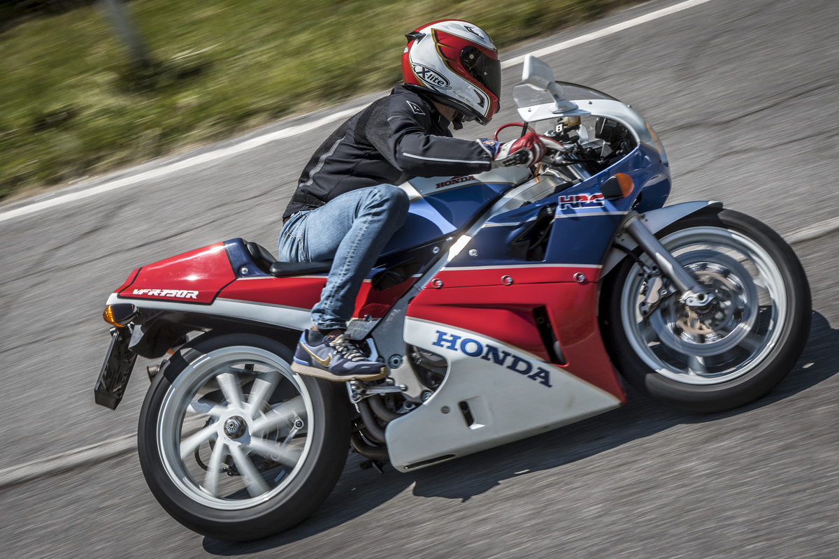 Prova YoungTimer Moto.it: Honda RC30. Proviamo i miti del passato ...