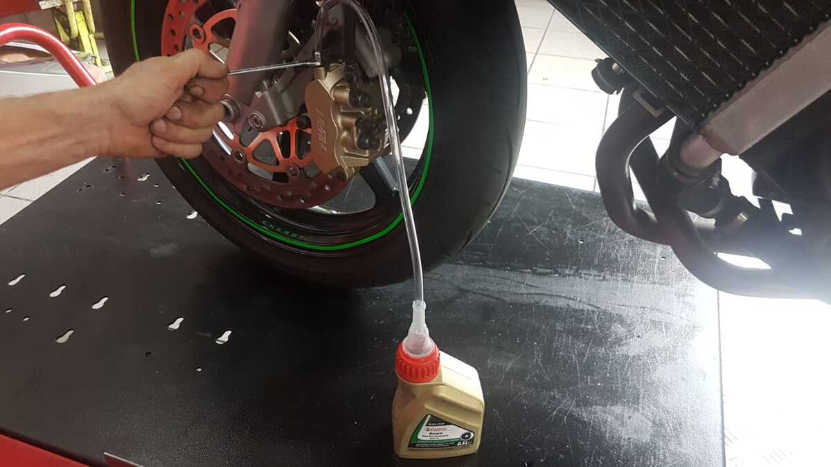 Come spurgare i freni della moto: tutorial - News - Moto.it Come spurgare i freni della moto: tutorial - News - Moto.it