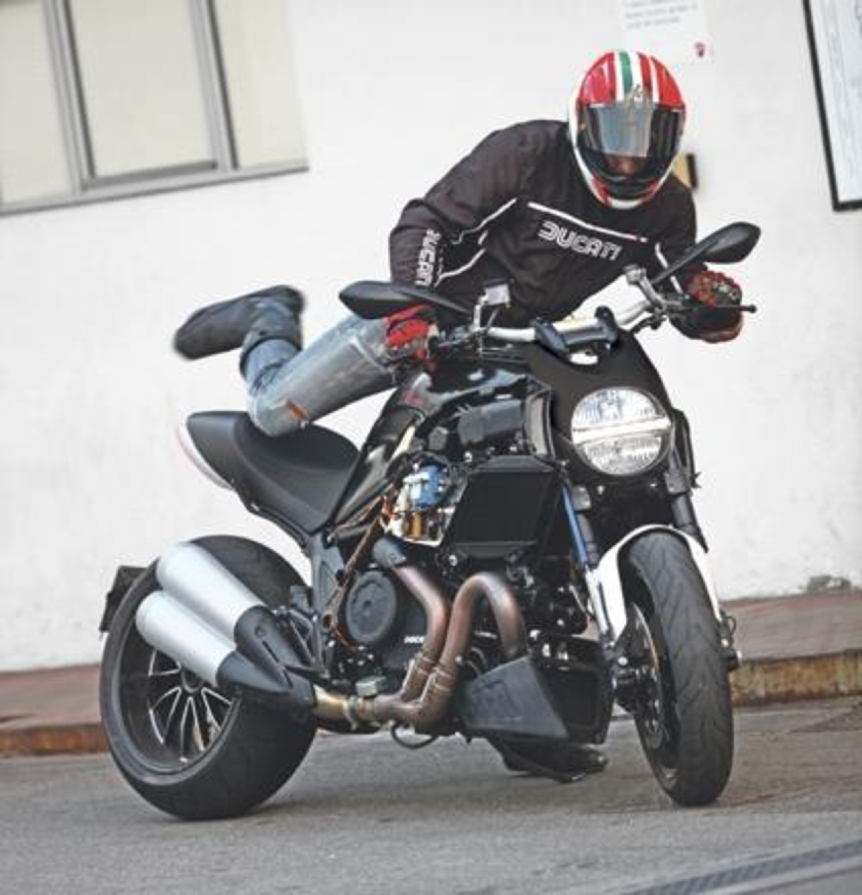 Diavel. Diavolo d'una Ducati! - News - Moto.it