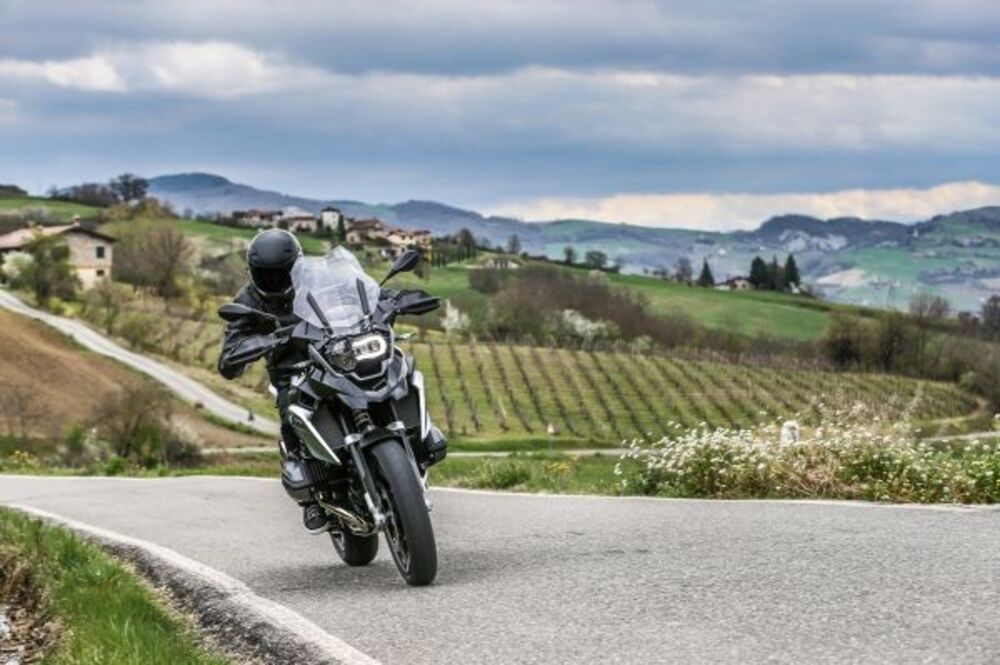 BMW R 1200 GS Triple Black 2016: prezzo e dotazioni - News - Moto.it