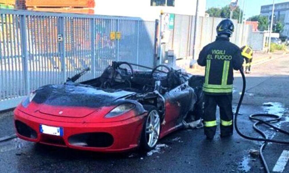 Ferrari a fuoco fuori dal concessionario: il cliente l'aveva appena ...