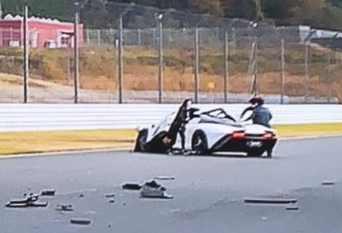 Hypercar crash: la McLaren Speedtail schiantata in pista [VIDEO] - News ...
