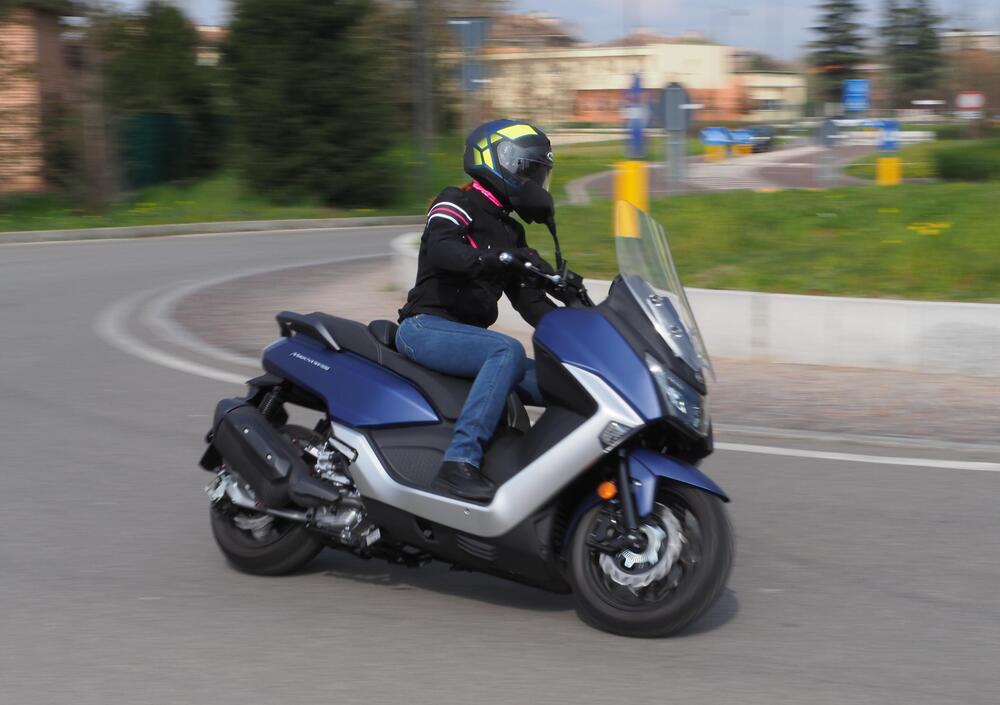 Prova SYM Maxsym 400 TEST: il GT si rinnova - Prove - Moto.it