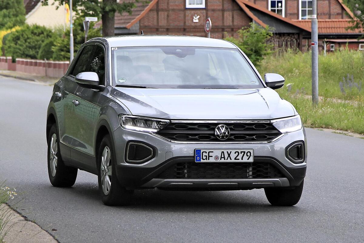 Volkswagen T-Roc restyling, le foto spia - News - Automoto.it