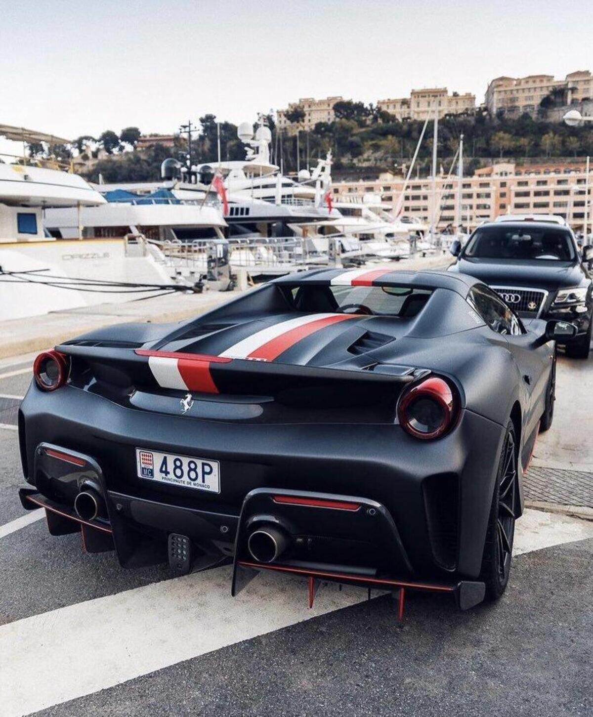 Ecco Leclerc in strada sulla Ferrari 488 Pista personalizzata (striscia ...