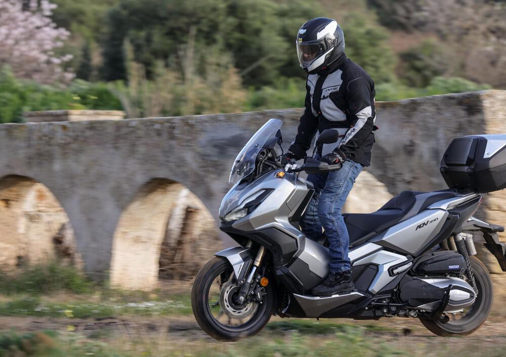 Honda ADV 350 TEST: Pronto a tutto - Prove - Moto.it